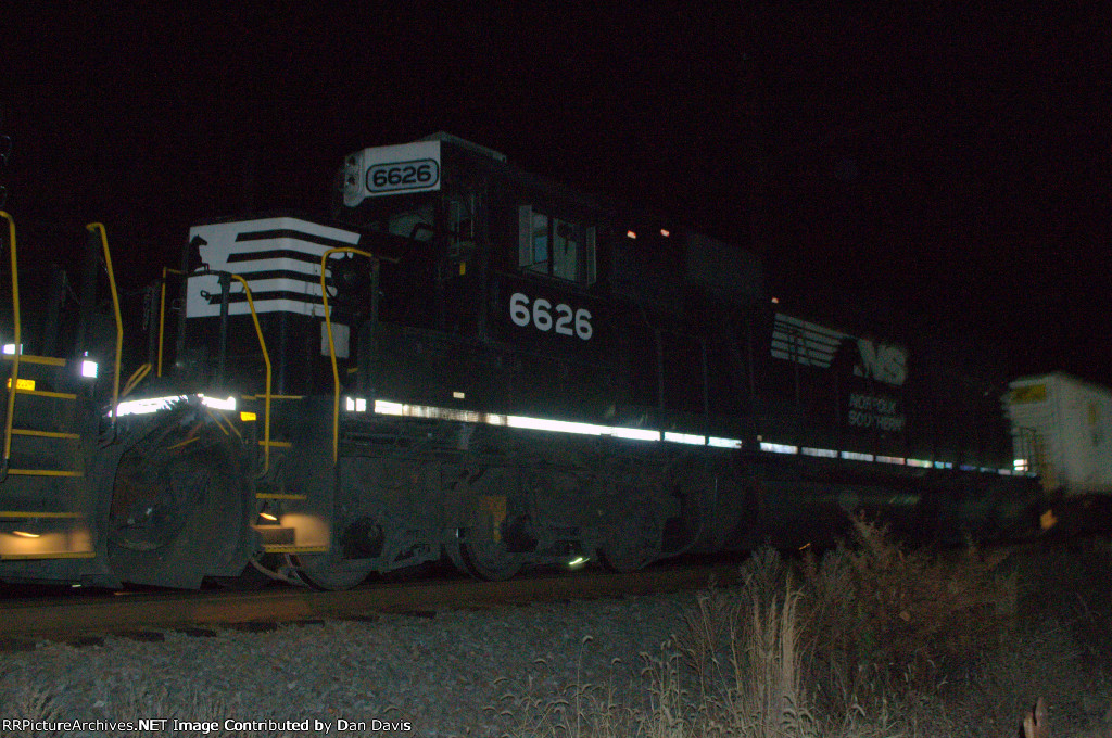 NS SD60 6626 trails on 25T